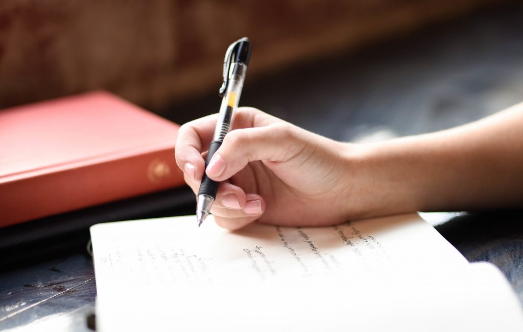 Panduan Menulis Essay Beasiswa Bright YBM BRI - Scholars Official